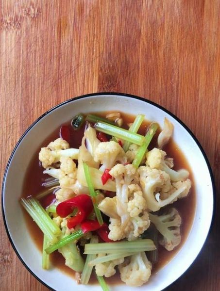 菜花炒芹菜怎么做_菜花炒芹菜用焯水吗-第2张图片-山城妙识 菜花炒芹菜怎么做_菜花炒芹菜用焯水吗-第2张图片-山城妙识