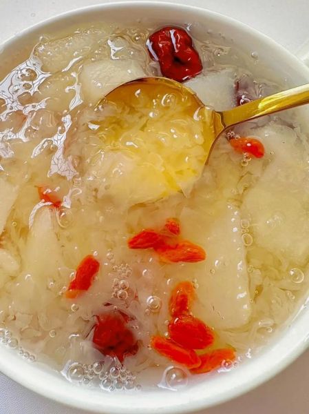 银耳羹热量是多少_减肥能吃吗-第3张图片-山城妙识 银耳羹热量是多少_减肥能吃吗-第3张图片-山城妙识