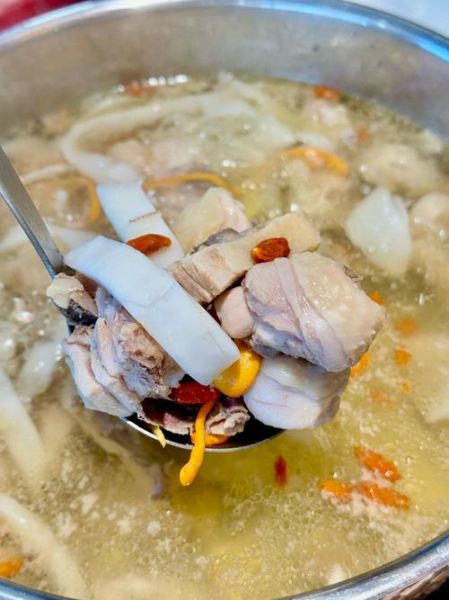 烧鸡汤之前鸡要焯水吗_焯水与直接炖的区别-第2张图片-山城妙识 烧鸡汤之前鸡要焯水吗_焯水与直接炖的区别-第2张图片-山城妙识