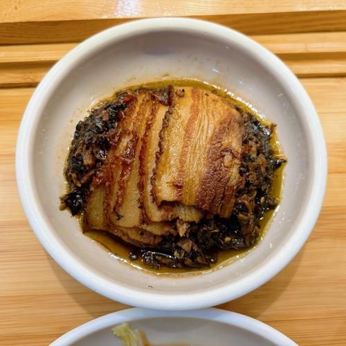 梅菜扣肉用什么梅菜_梅菜扣肉要放哪些调料-第1张图片-山城妙识