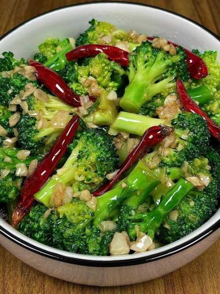 西兰花怎么炒好吃又简单_西兰花炒几分钟才脆-第1张图片-山城妙识