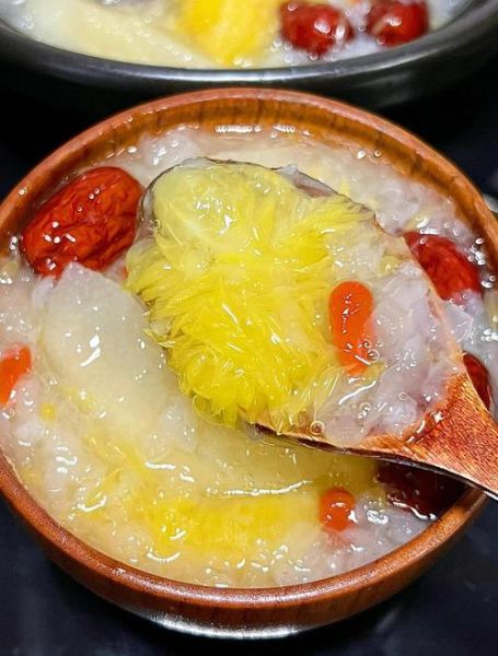 银耳红枣汤怎么做_银耳红枣汤的功效与禁忌-第3张图片-山城妙识