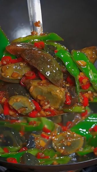 青椒炒皮蛋怎么做_青椒炒皮蛋家常做法-第1张图片-山城妙识