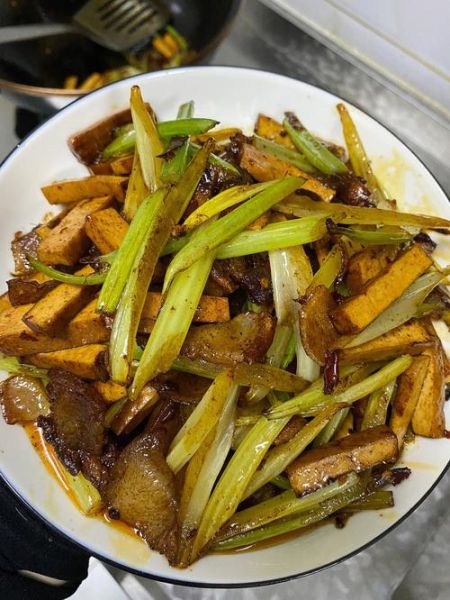 香干西芹炒肉怎么炒好吃_香干西芹炒肉家常做法-第3张图片-山城妙识 香干西芹炒肉怎么炒好吃_香干西芹炒肉家常做法-第3张图片-山城妙识