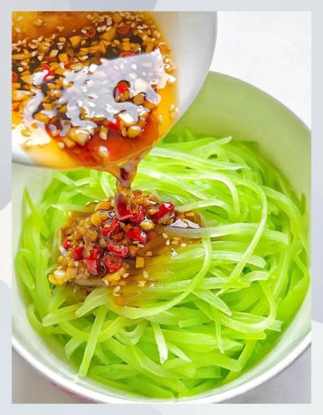 莴笋丝怎么凉拌才脆_凉拌莴笋丝要不要焯水-第1张图片-山城妙识 莴笋丝怎么凉拌才脆_凉拌莴笋丝要不要焯水-第1张图片-山城妙识