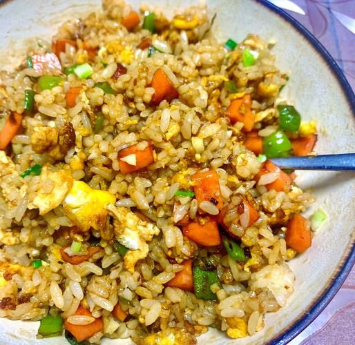 青椒火腿蛋炒饭怎么做_隔夜饭能用吗-第1张图片-山城妙识 青椒火腿蛋炒饭怎么做_隔夜饭能用吗-第1张图片-山城妙识