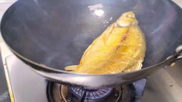 铁锅煎鱼不粘锅的方法_为什么铁锅煎鱼会粘锅-第3张图片-山城妙识