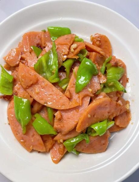 青椒炒火腿肠怎么炒好吃_青椒炒火腿肠的家常做法-第1张图片-山城妙识