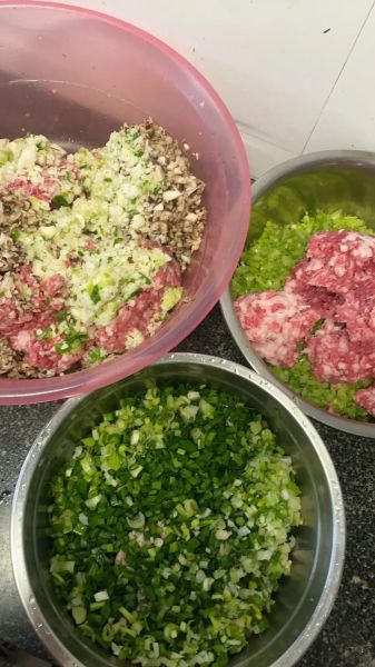 芹菜水饺馅怎么调好吃_芹菜水饺馅的做法大全-第1张图片-山城妙识