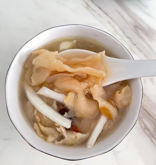 花胶椰子煲鸡汤的功效_花胶椰子煲鸡汤适合什么人喝-第2张图片-山城妙识