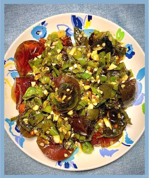 青椒皮蛋怎么做_凉拌皮蛋要不要焯水-第2张图片-山城妙识 青椒皮蛋怎么做_凉拌皮蛋要不要焯水-第2张图片-山城妙识