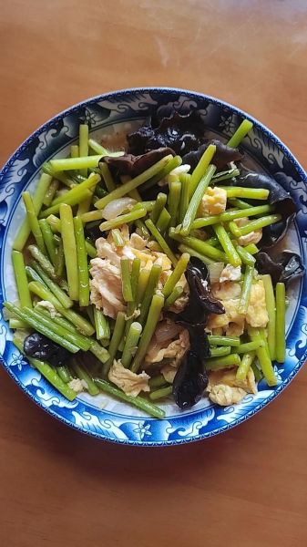 蒜苔木耳炒鸡蛋怎么做_蒜苔木耳炒鸡蛋的营养价值-第1张图片-山城妙识