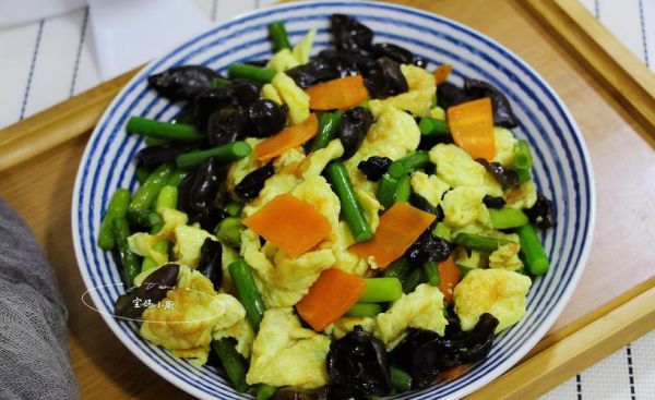 蒜苔木耳炒鸡蛋怎么做_蒜苔木耳炒鸡蛋的营养价值-第2张图片-山城妙识