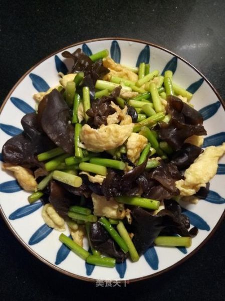 蒜苔木耳炒鸡蛋怎么做_蒜苔木耳炒鸡蛋的营养价值-第3张图片-山城妙识