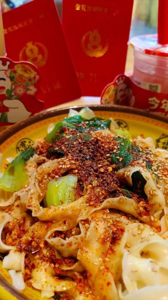 油泼面怎么做才正宗_油泼面用什么面条最好-第3张图片-山城妙识