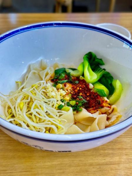 油泼面怎么做才正宗_油泼面用什么面条最好-第2张图片-山城妙识