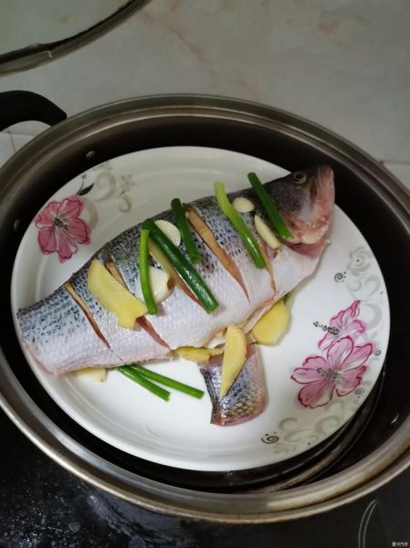 清蒸鲈鱼用热水还是冷水_蒸鱼最佳水温-第2张图片-山城妙识 清蒸鲈鱼用热水还是冷水_蒸鱼最佳水温-第2张图片-山城妙识