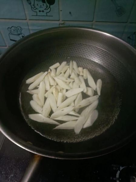 拔丝山药的做法视频教学_如何熬糖不失败-第1张图片-山城妙识