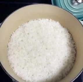 电压力锅蒸米饭水比例_水放多了怎么办-第2张图片-山城妙识 电压力锅蒸米饭水比例_水放多了怎么办-第2张图片-山城妙识