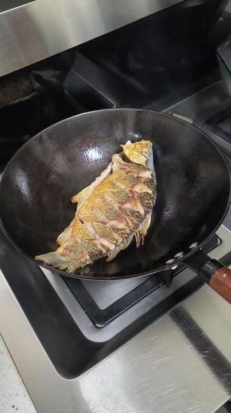 铁锅煎鱼如何不粘锅_铁锅煎鱼技巧-第2张图片-山城妙识 铁锅煎鱼如何不粘锅_铁锅煎鱼技巧-第2张图片-山城妙识