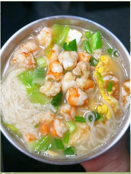 鲜虾面条怎么做_鲜虾面汤如何更鲜美-第2张图片-山城妙识