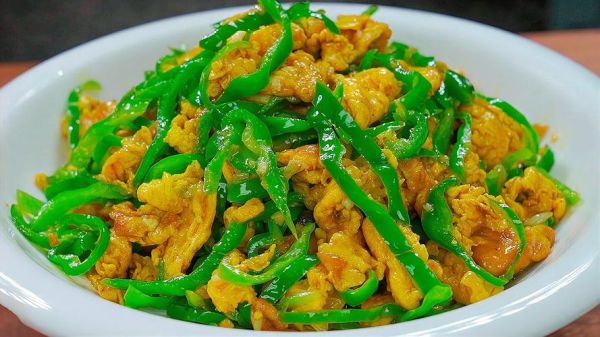 青椒炒什么好吃_青椒炒肉还是炒蛋更下饭-第1张图片-山城妙识