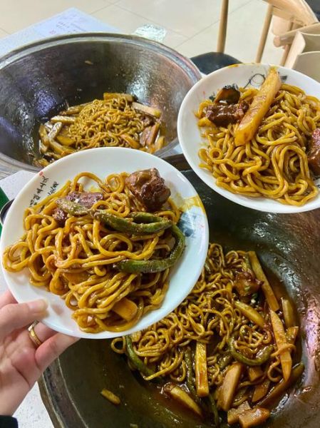 铁锅焖面怎么做_铁锅焖面最正宗的做法-第1张图片-山城妙识