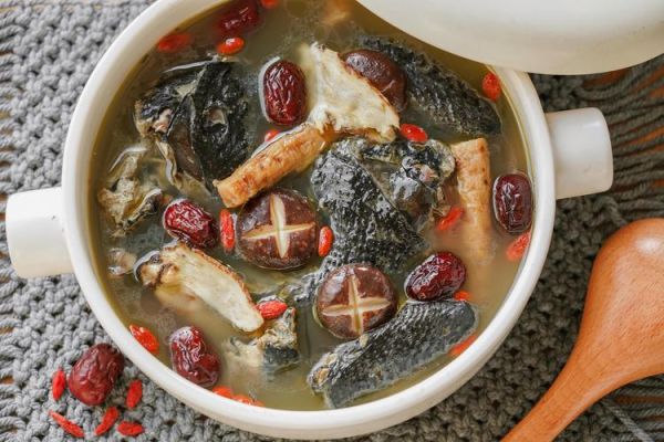 乌鸡汤的配料有哪些_乌鸡汤放什么食材最补气血-第3张图片-山城妙识 乌鸡汤的配料有哪些_乌鸡汤放什么食材最补气血-第3张图片-山城妙识
