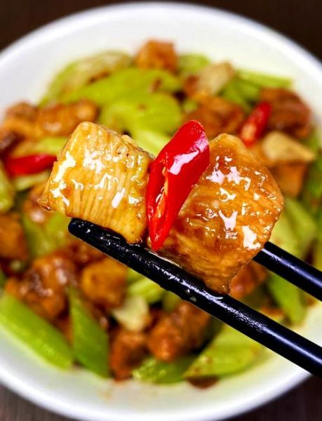 肉片炒芹菜怎么炒好吃_肉片炒芹菜的家常做法-第2张图片-山城妙识