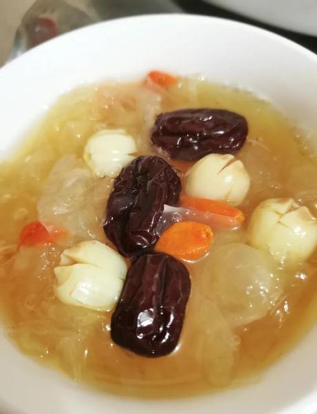 银耳莲子汤怎么做_银耳莲子汤要炖多久-第1张图片-山城妙识