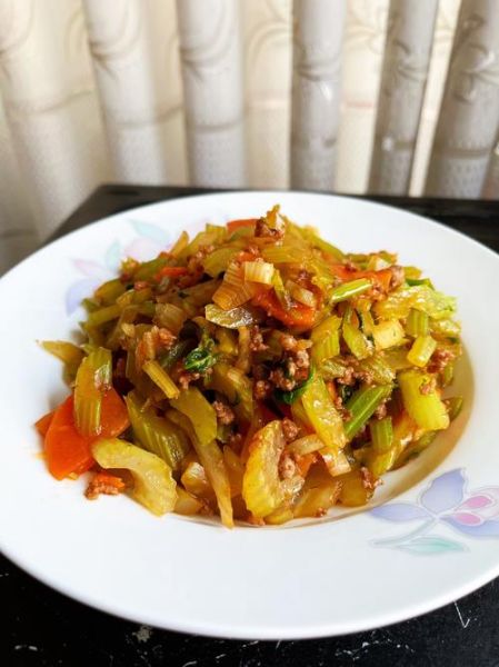 芹菜炒肉要不要焯水_焯水会影响口感吗-第1张图片-山城妙识 芹菜炒肉要不要焯水_焯水会影响口感吗-第1张图片-山城妙识