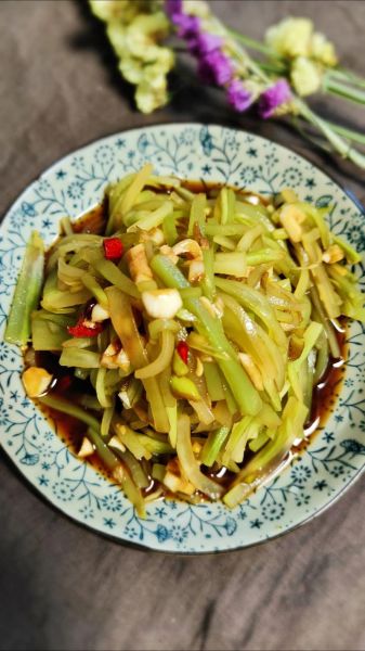 凉拌莴笋怎么做_莴笋焯水几分钟-第3张图片-山城妙识