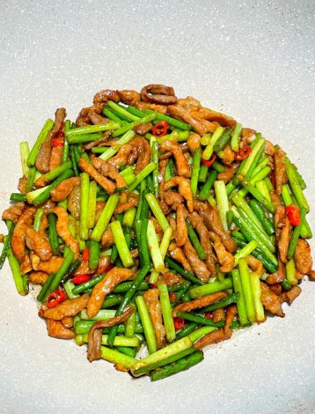 蒜苔肉丝怎么炒才好吃_蒜苔炒肉要不要焯水-第1张图片-山城妙识 蒜苔肉丝怎么炒才好吃_蒜苔炒肉要不要焯水-第1张图片-山城妙识