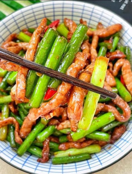 蒜苔肉丝怎么炒才好吃_蒜苔炒肉要不要焯水-第2张图片-山城妙识 蒜苔肉丝怎么炒才好吃_蒜苔炒肉要不要焯水-第2张图片-山城妙识