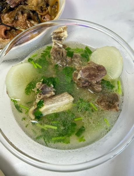 牛筒骨汤怎么炖才白_牛筒骨汤要焯水吗-第1张图片-山城妙识 牛筒骨汤怎么炖才白_牛筒骨汤要焯水吗-第1张图片-山城妙识