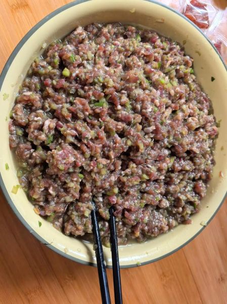 牛肉芹菜馅饺子怎么调馅_牛肉芹菜饺子馅要不要焯水-第2张图片-山城妙识
