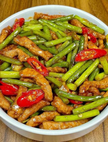 蒜苔炒肉怎么做_蒜苔炒肉用哪个部位肉-第1张图片-山城妙识 蒜苔炒肉怎么做_蒜苔炒肉用哪个部位肉-第1张图片-山城妙识