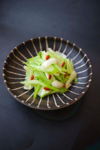 西芹百合怎么炒才脆_王刚西芹百合做法-第1张图片-山城妙识