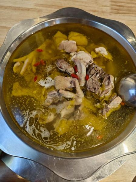 鸡汤怎么炖白又鲜_用什么鸡最好-第1张图片-山城妙识