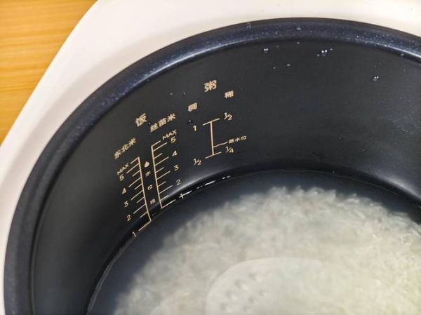 电饭锅蒸大米饭怎么做好吃_电饭锅蒸米饭水米比例-第1张图片-山城妙识