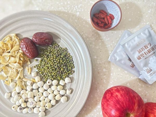 红枣银耳莲子粥怎么做_莲子粥要泡多久-第1张图片-山城妙识