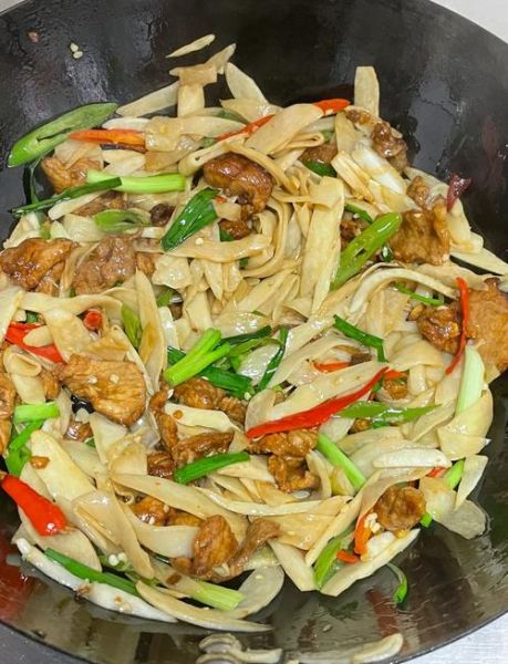 肉炒茭白怎么做_茭白炒肉的家常做法-第1张图片-山城妙识