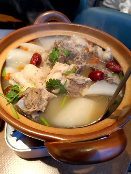 白萝卜炖羊排汤清炖的做法_清炖羊排汤去膻味技巧-第1张图片-山城妙识