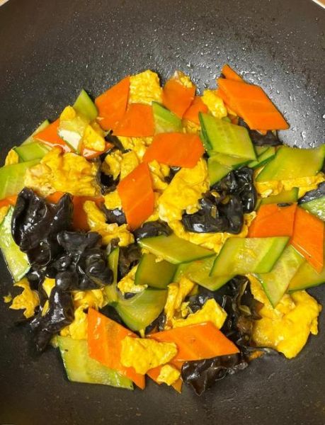 黄瓜炒鸡蛋怎么做_黄瓜炒鸡蛋要不要焯水-第1张图片-山城妙识