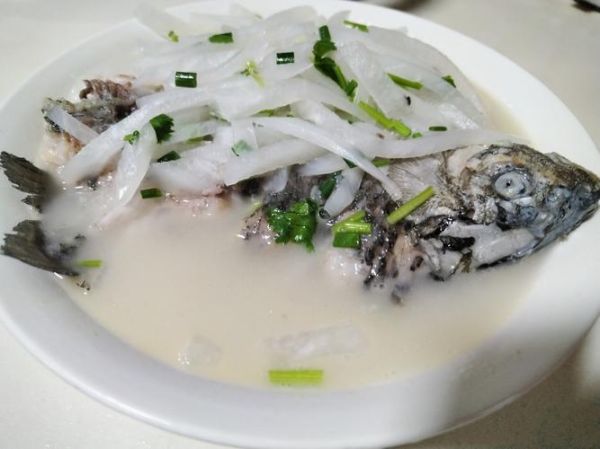 鱼汤怎么煮才白又鲜_鱼汤去腥增鲜技巧-第1张图片-山城妙识 鱼汤怎么煮才白又鲜_鱼汤去腥增鲜技巧-第1张图片-山城妙识