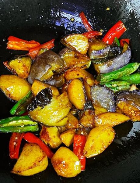 家常茄子烧土豆怎么做_茄子烧土豆需要焯水吗-第1张图片-山城妙识 家常茄子烧土豆怎么做_茄子烧土豆需要焯水吗-第1张图片-山城妙识