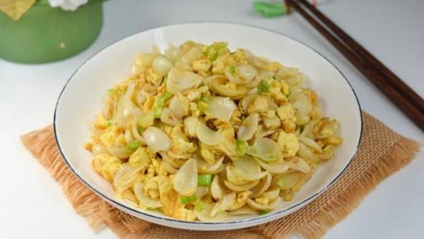 新鲜百合炒鸡蛋怎么做_百合炒鸡蛋要不要焯水-第1张图片-山城妙识