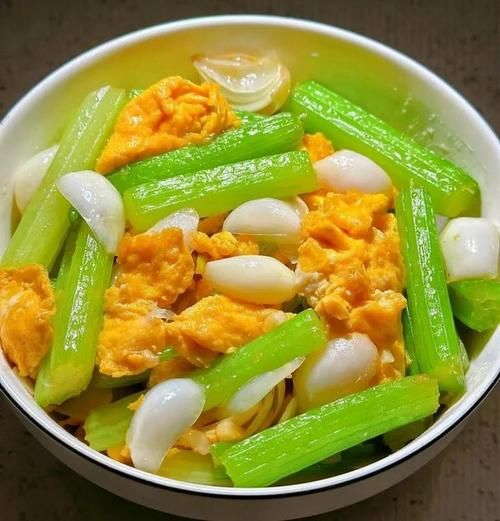 新鲜百合炒鸡蛋怎么做_百合炒鸡蛋要不要焯水-第2张图片-山城妙识