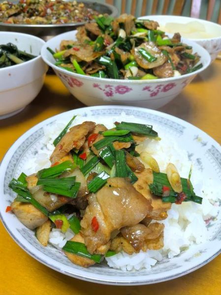 回锅肉除了蒜苗还能放什么配菜_回锅肉经典配菜大全-第1张图片-山城妙识