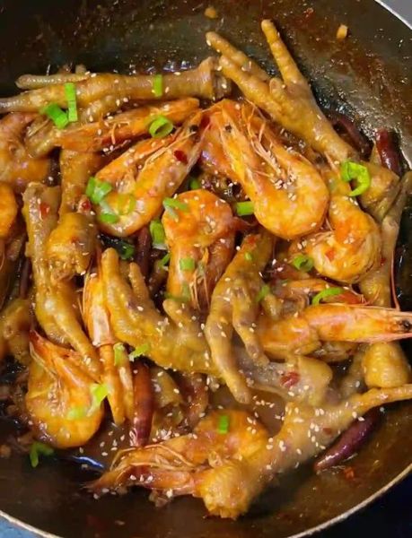 鸡脚明虾煲怎么做_鸡脚明虾煲需要焯水吗-第1张图片-山城妙识